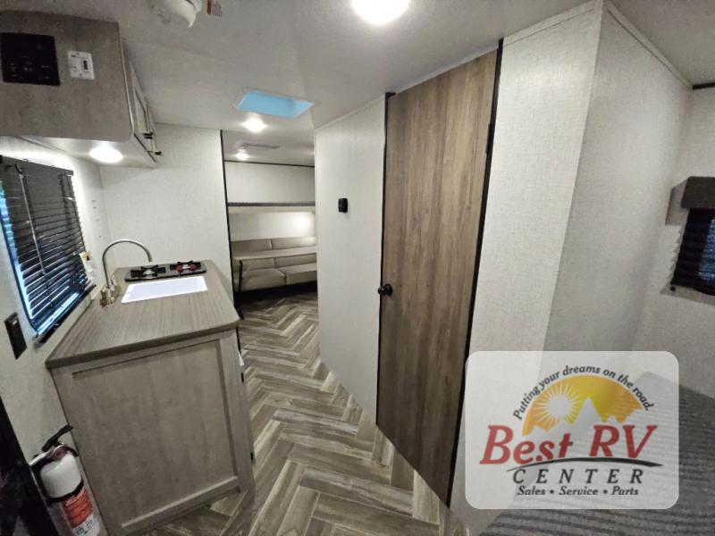 New 2025 CrossRoads RV Zinger Lite ZR18QB Travel Trailer at Best RV ...