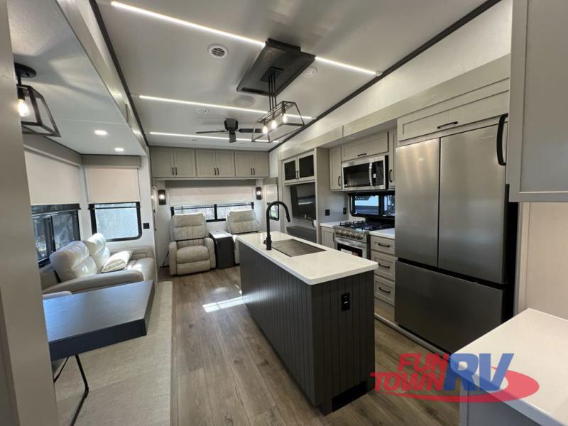 New 2025 Palomino Columbus 383RLH Fifth Wheel at Fun Town RV | Cleburne ...