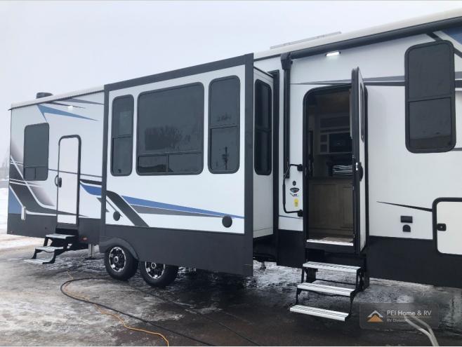 New 2022 Keystone RV Carbon 358 Toy Hauler Fifth Wheel at Hamblys RV ...