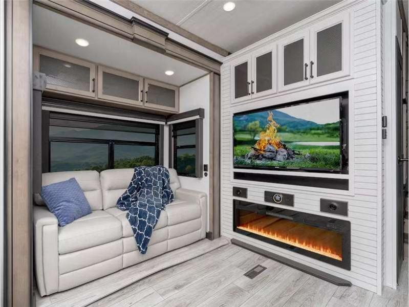 Keystone RV Montana Fifth Wheel Reviews | Floorplans | Features ...