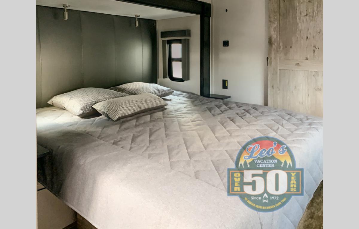 Used 2022 Keystone RV Alpine 3790FK Fifth Wheel at Leo's Vacation ...