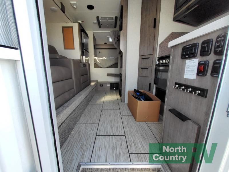 New 2026 Lance Lance Truck Campers 975 Truck Camper at Markquart North ...