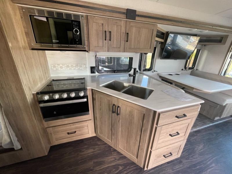 New 2024 Winnebago Vista 31B Motor Home Class A at RnR RV Center ...