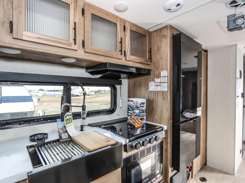 New 2025 Forest River RV Cherokee Grey Wolf Black Label 18RRBL Toy ...