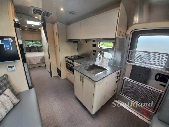 New 2025 Airstream Flying Cloud 27FBQ Travel Trailer at Southland RV ...