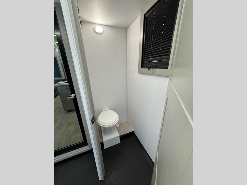 New 2026 Axiom RV Vendetta V4250 Toy Hauler Fifth Wheel at Stagecoach ...