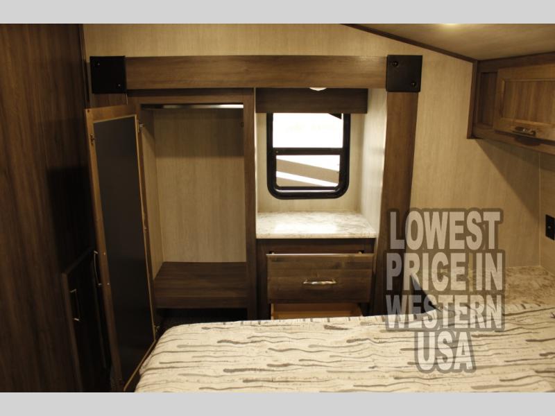 New 2025 Genesis Supreme 28 CRT Toy Hauler Fifth Wheel at Trailer Hitch ...