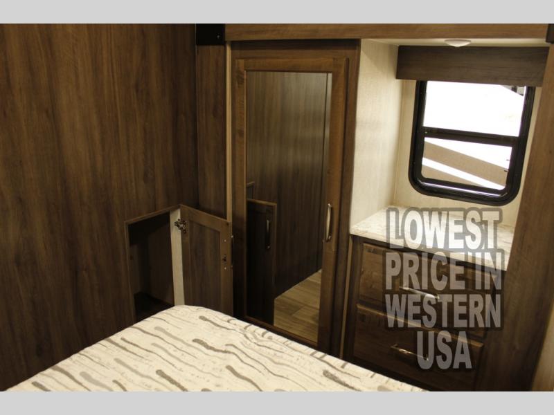 New 2025 Genesis Supreme 28 CRT Toy Hauler Fifth Wheel at Trailer Hitch ...