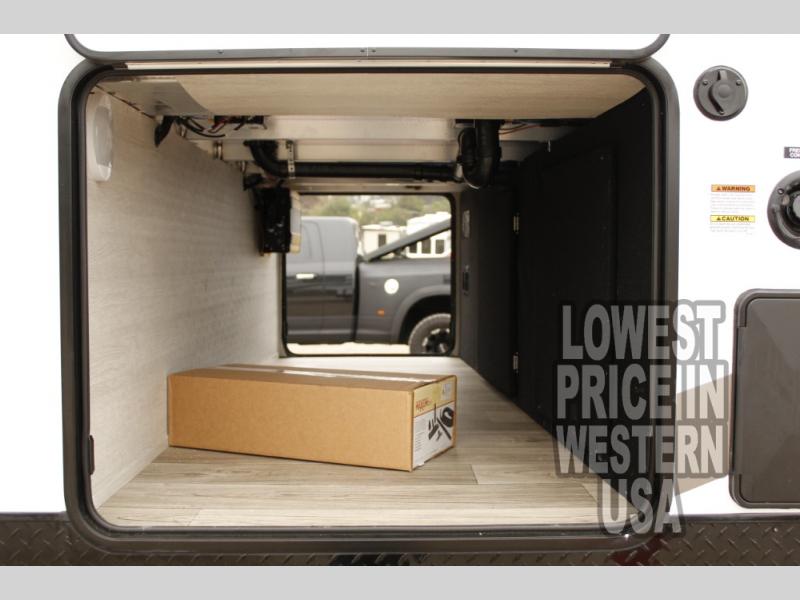 New 2025 Genesis Supreme 28 CRT Toy Hauler Fifth Wheel at Trailer Hitch ...