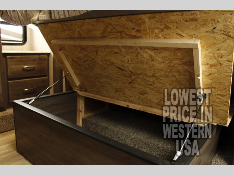 New 2025 Genesis Supreme 28 CRT Toy Hauler Fifth Wheel at Trailer Hitch ...